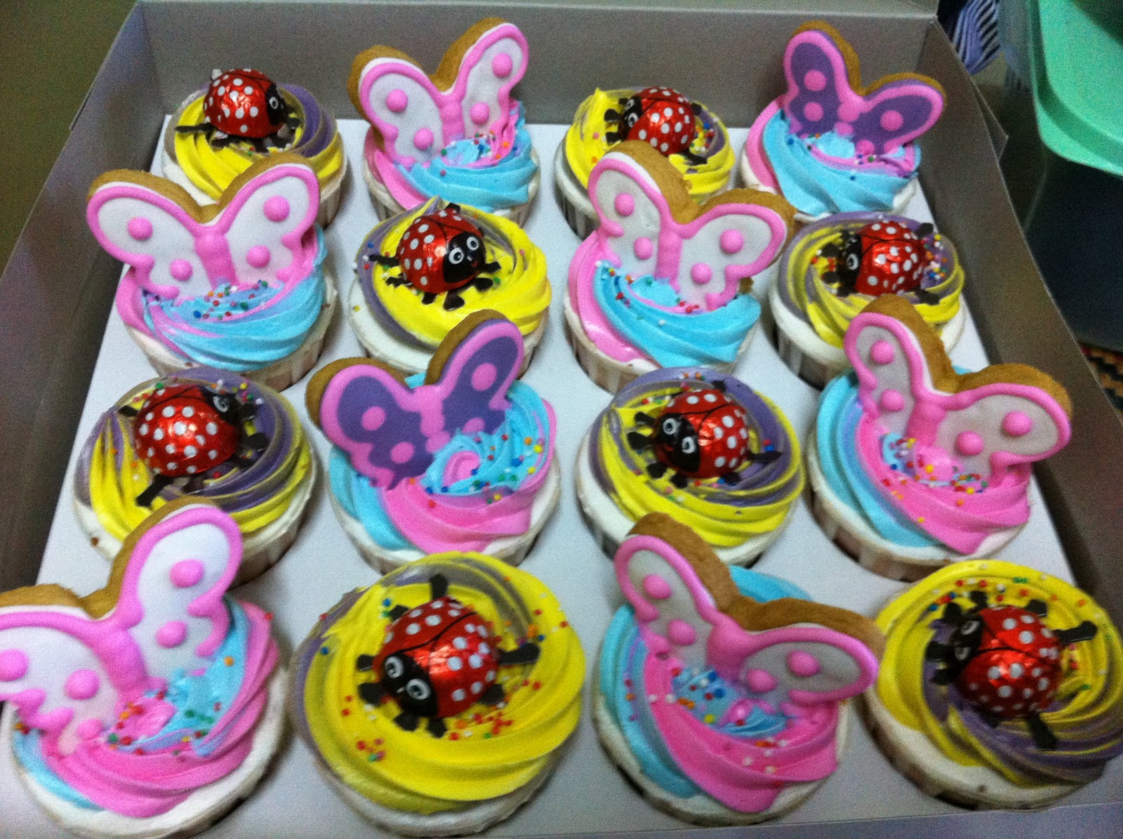 IreneBakelove2: Fancy & Funky Cupcakes