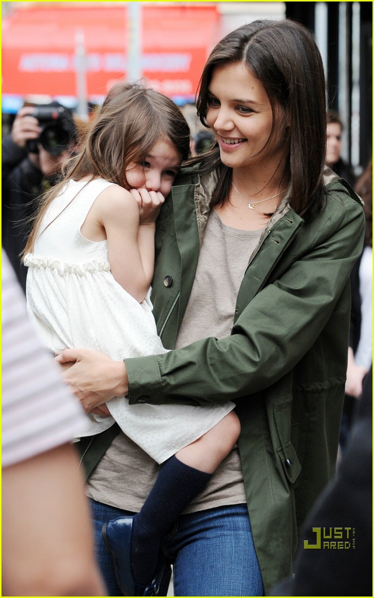 Suri Cruise Pictures Suri At The Sets With Mom Katie