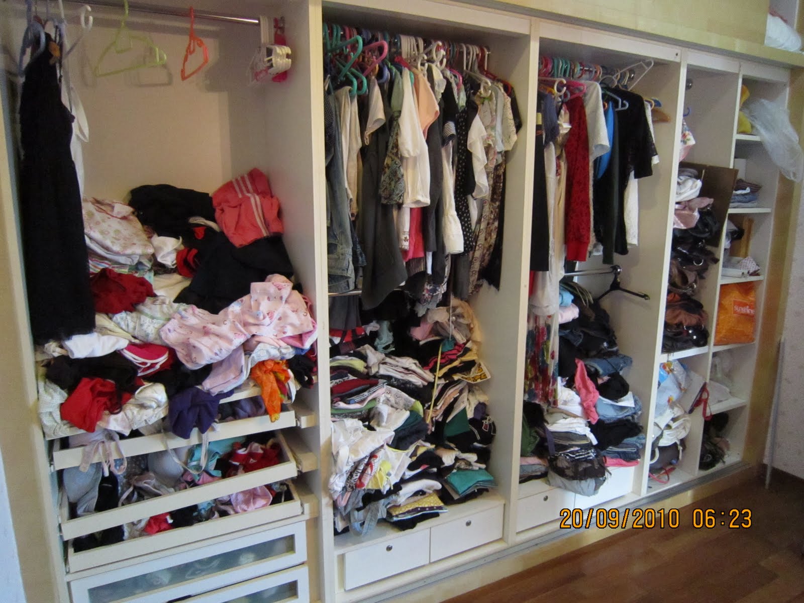 AllisG~~By Allison Ooi: My Messy Changing Room!!!