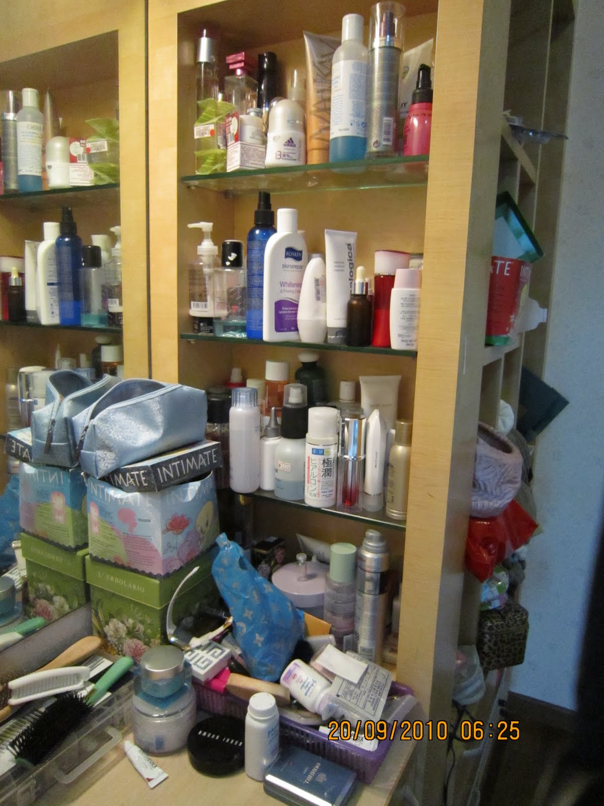 AllisG~~By Allison Ooi: My Messy Changing Room!!!