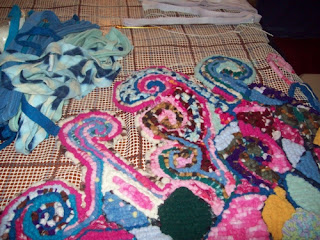 Creative blasting grounds: Free style Locker hooking rug