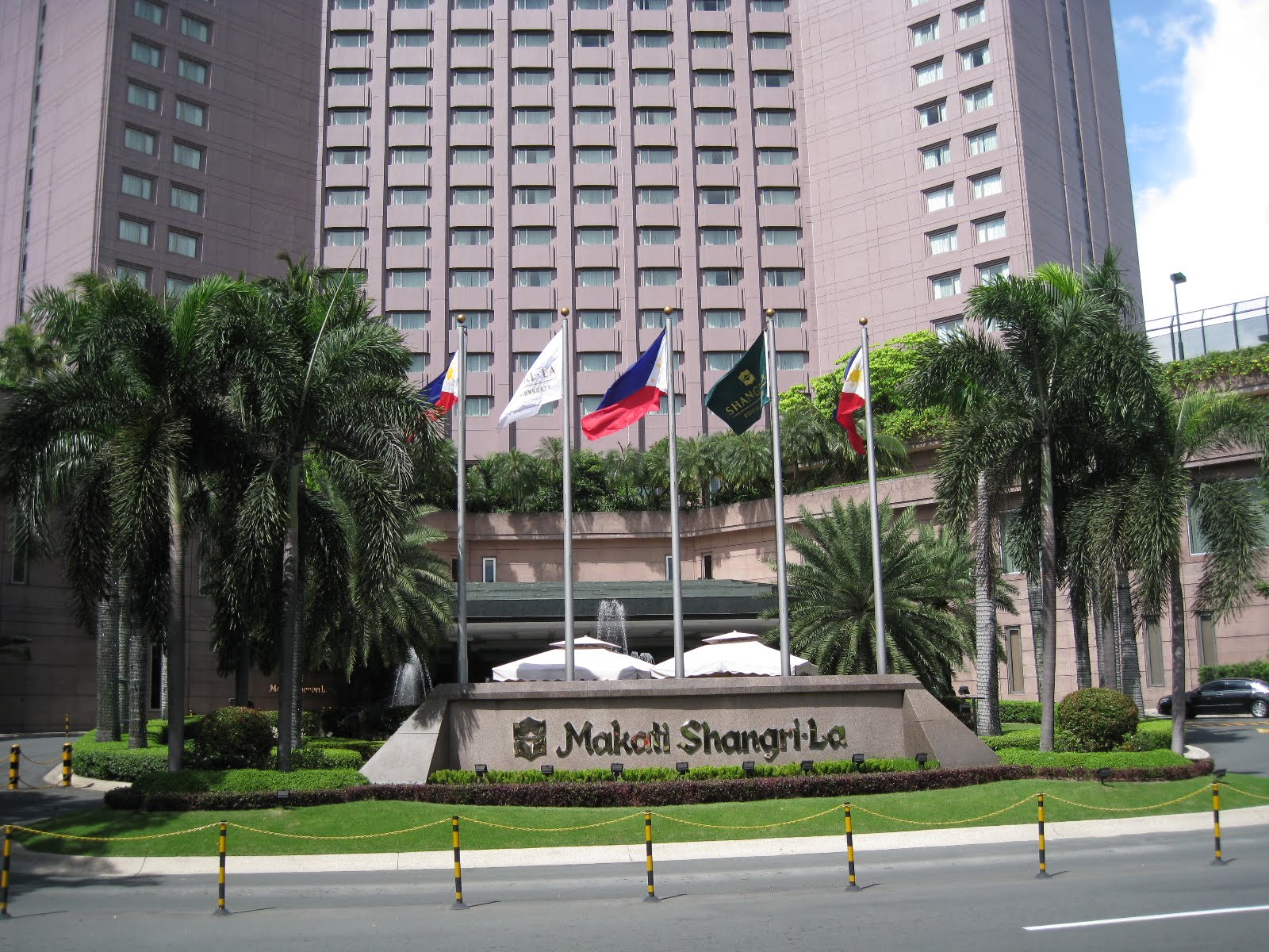 Makati Shangri-La Manila - HenrikTravel.com