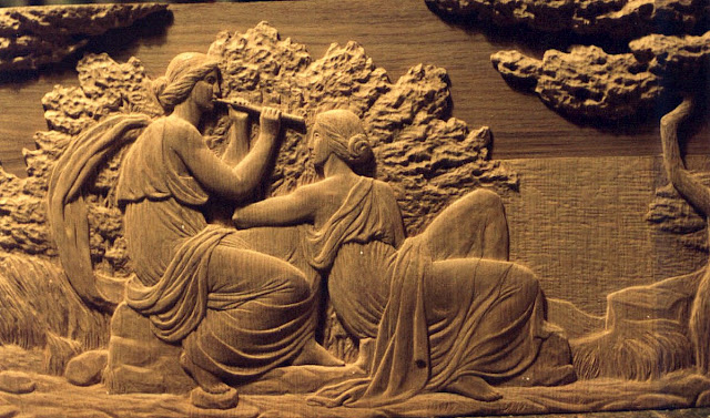 un relieve tallado en madera