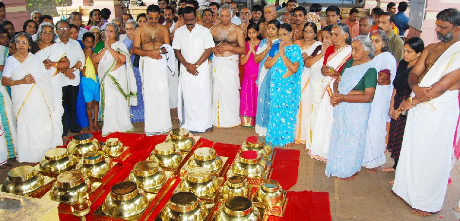 Ramesh Menon's Clicks and Writes: Urakam Ammathiruvadi Temple - Photos ...