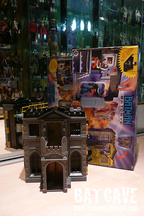 toyhaven: Surprise Buy @ STGCC 2010: Mattel Batman Batcave Playset
