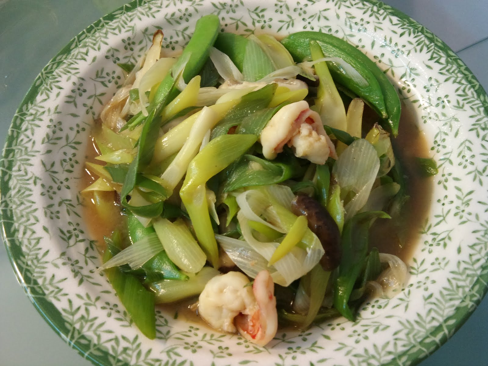 Miss CoCo Eats: CoCo's Stir Fry Leeks with Sweet Peas and Prawns
