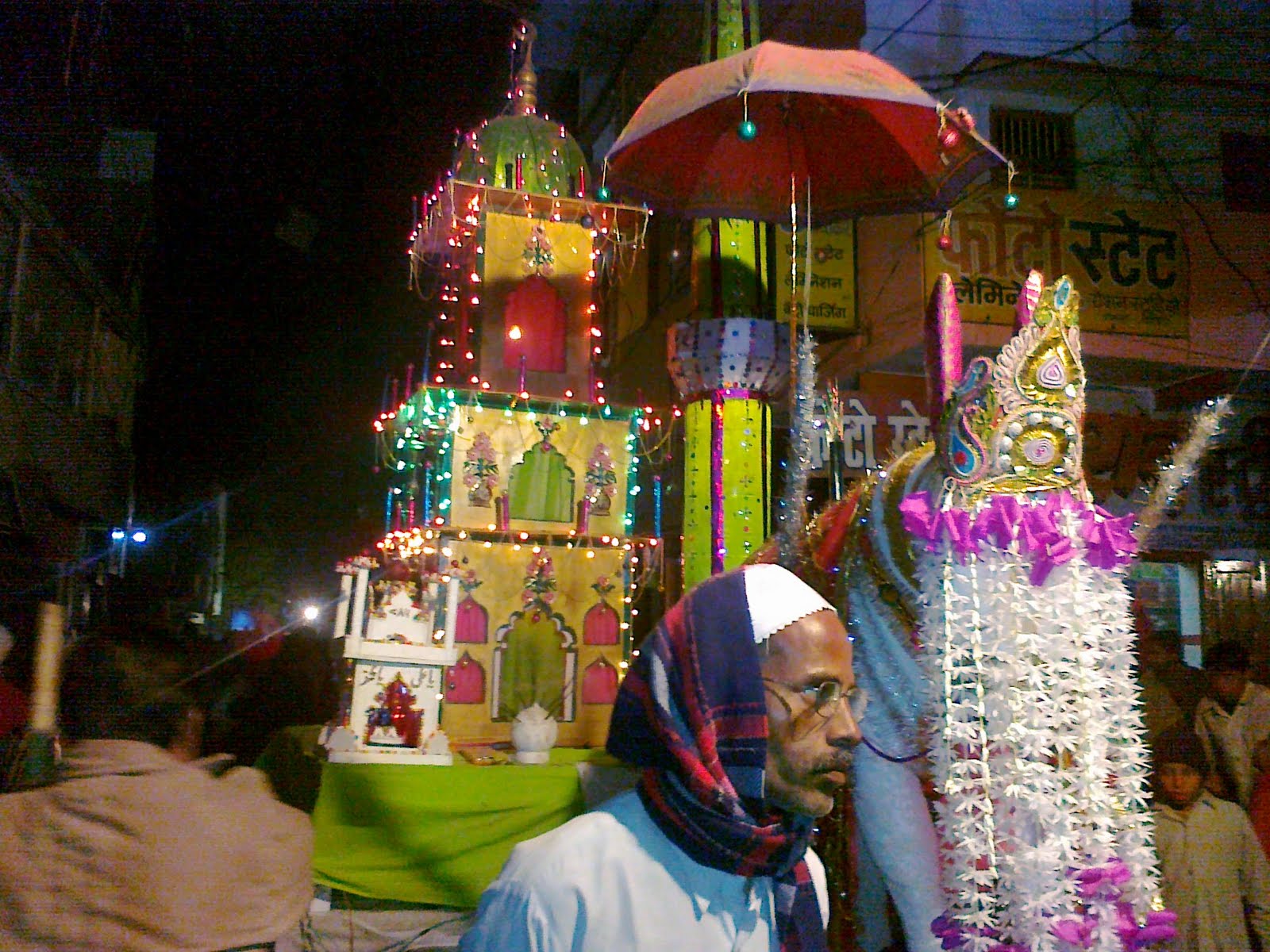 Incredible Rasra: हुसैनिया अखाडा द्वारा निकला गया ताजिया, मिशन रोड, रसड़ा