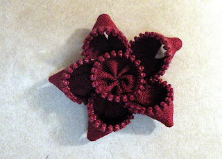 Pieces of me: 2 Zipper Flowers - Tutorial