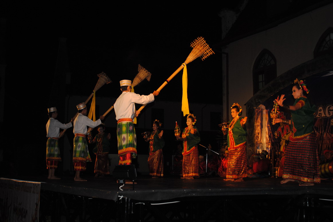 Yayasan Kesenian Batara Gowa Sulawesi Selatan: Juni 2010
