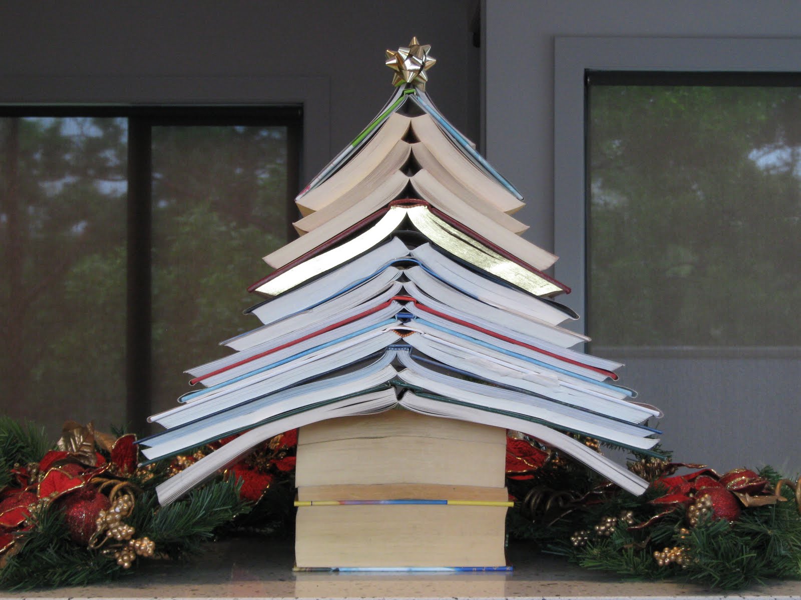 Neesie Natters: A Book Christmas Tree