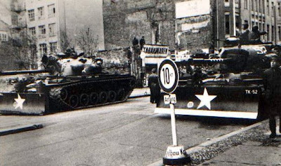 Sentado frente al Mundo: El incidente de Checkpoint Charlie