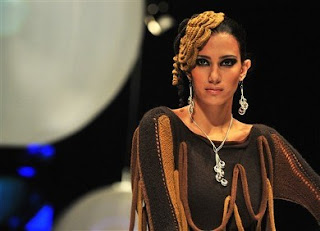 Deartebea. De todo...: El tejido y la Moda Andina de Perú