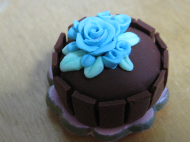Le Jen Miniature: Blue cream Rose Chocolate Cake