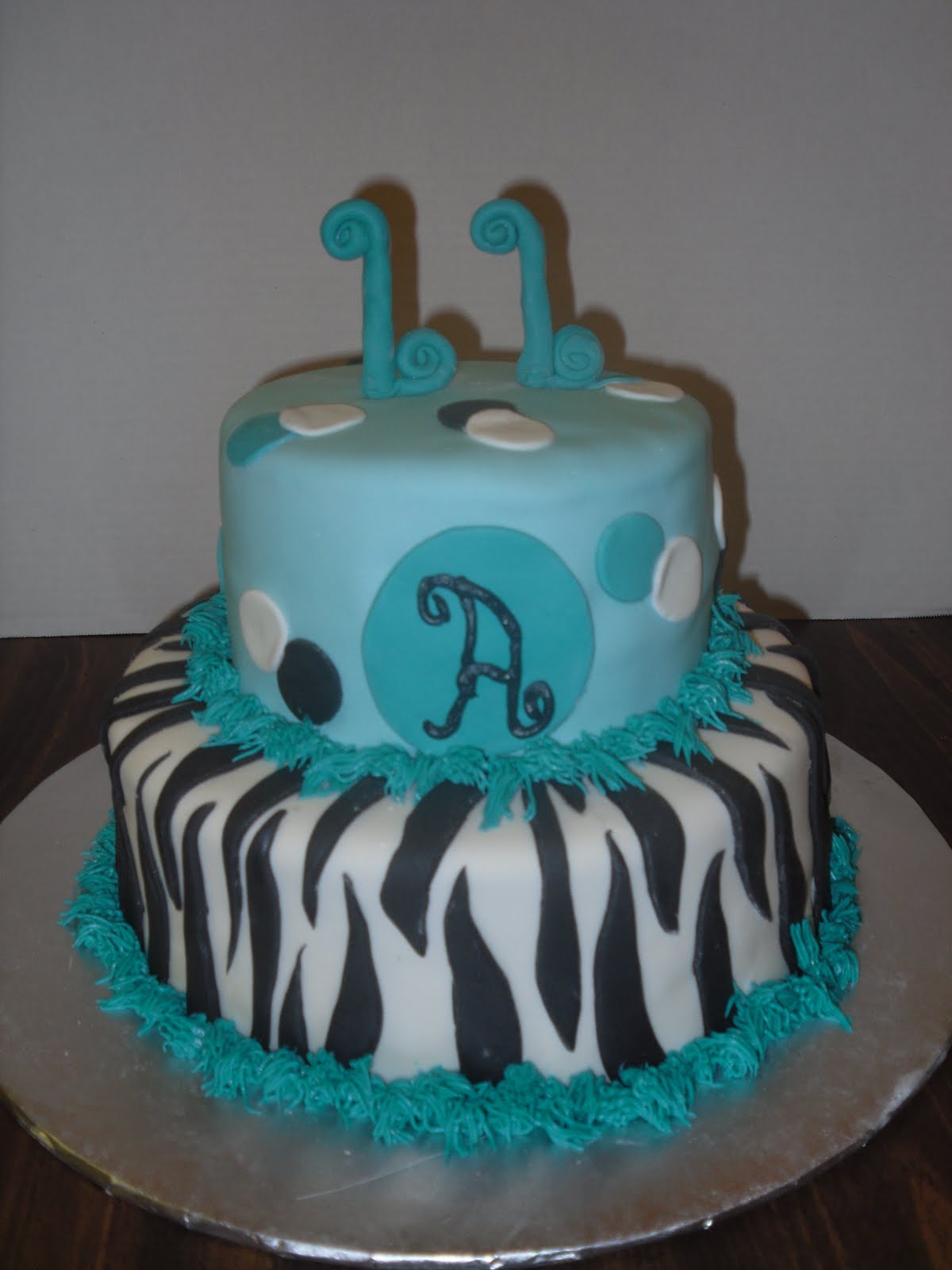 cakes-by-delilah-two-sided-cake