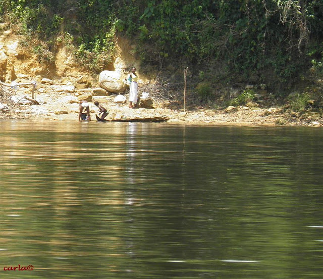 SURINAME: SURINAME RIVIER in het BINNENLAND