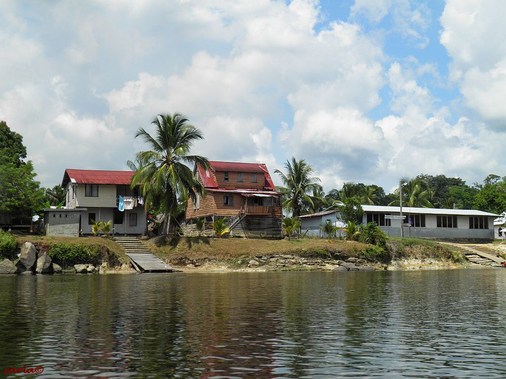SURINAME: SURINAME RIVIER in het BINNENLAND