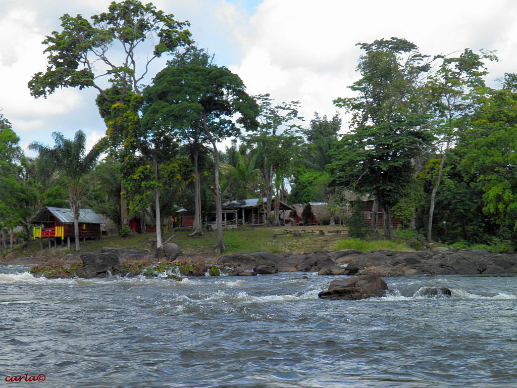 SURINAME: SURINAME RIVIER in het BINNENLAND