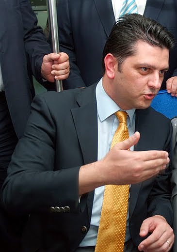 anTii: Το πιό "νεαρό" κόμμα θελει να φτιάξει η Ντόρα - Δείτε ποιοί ...