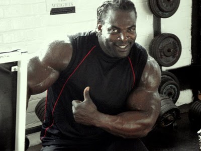 world bodybuilders pictures: alvin small boybuilder practicing in the gym