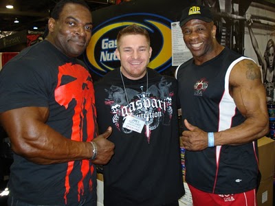 world bodybuilders pictures: alvin small boybuilder with family friends