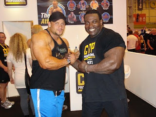 world bodybuilders pictures: alvin small boybuilder with family friends