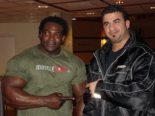 world bodybuilders pictures: star bodybuilder alvin small with fan lovers