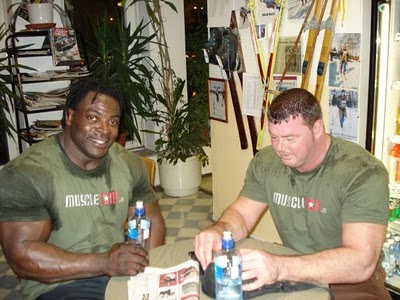 world bodybuilders pictures: star bodybuilder alvin small with fan lovers