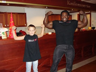 world bodybuilders pictures: star bodybuilder alvin small with fan lovers