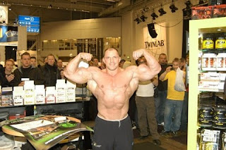 world bodybuilders pictures: bodybuilder arvydas mickus on public place ...