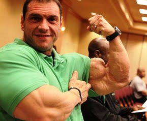world bodybuilders pictures: bodybuilder paco showing up biceps for tv ...