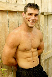 world bodybuilders pictures: beautiful smile is must for good bodybuilder