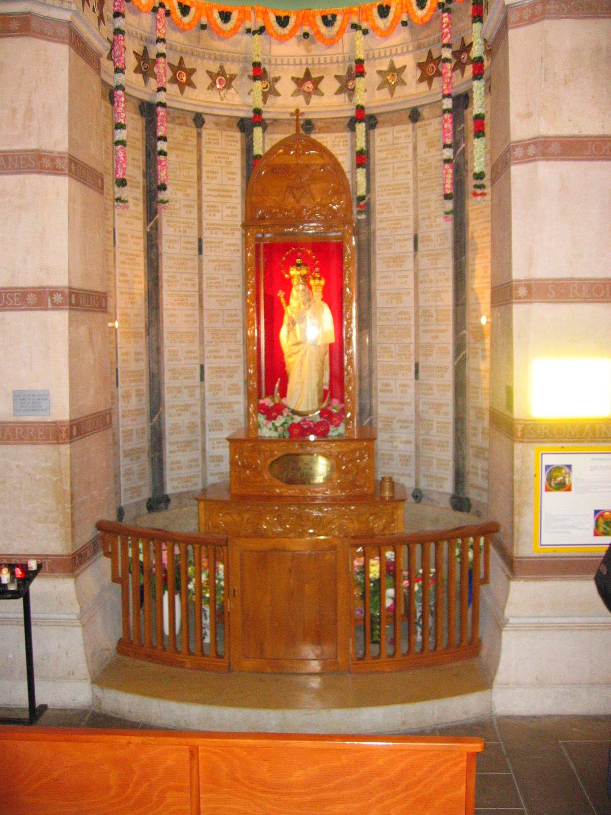 Vierge de La Naval à Fourvière: Elle rejoint d'autres statues déjà ...