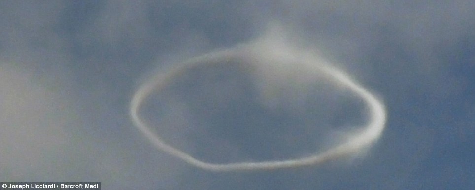 WoodWonderWall: EYJAFJALLAJOKULL"S GIANT SMOKE RINGS