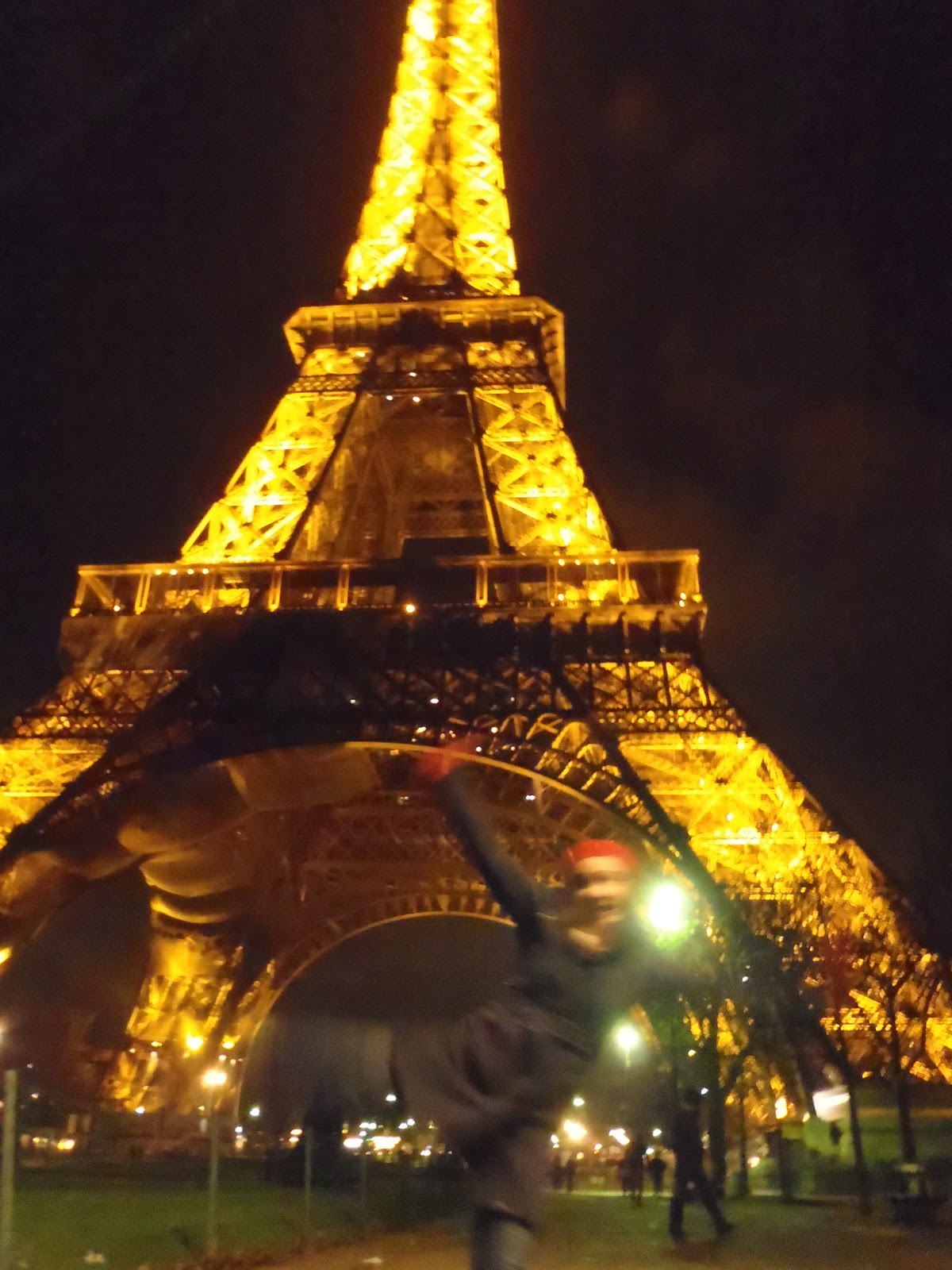 The Adventures of the Small and Mighty: Paris je t'aime