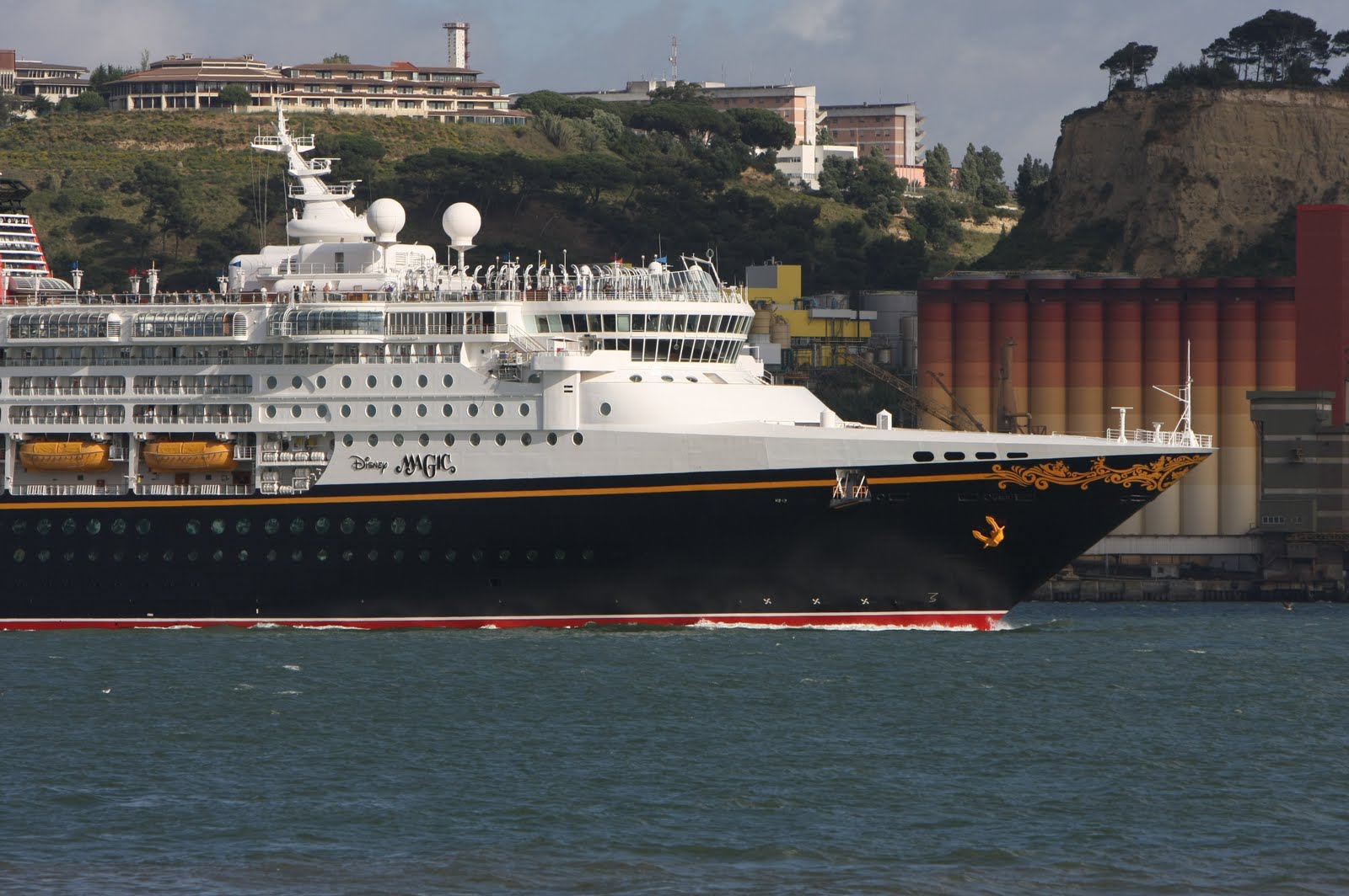 Ships Photo Gallery: DISNEY MAGIC - Disney cruise line - (pax:3325-crew ...