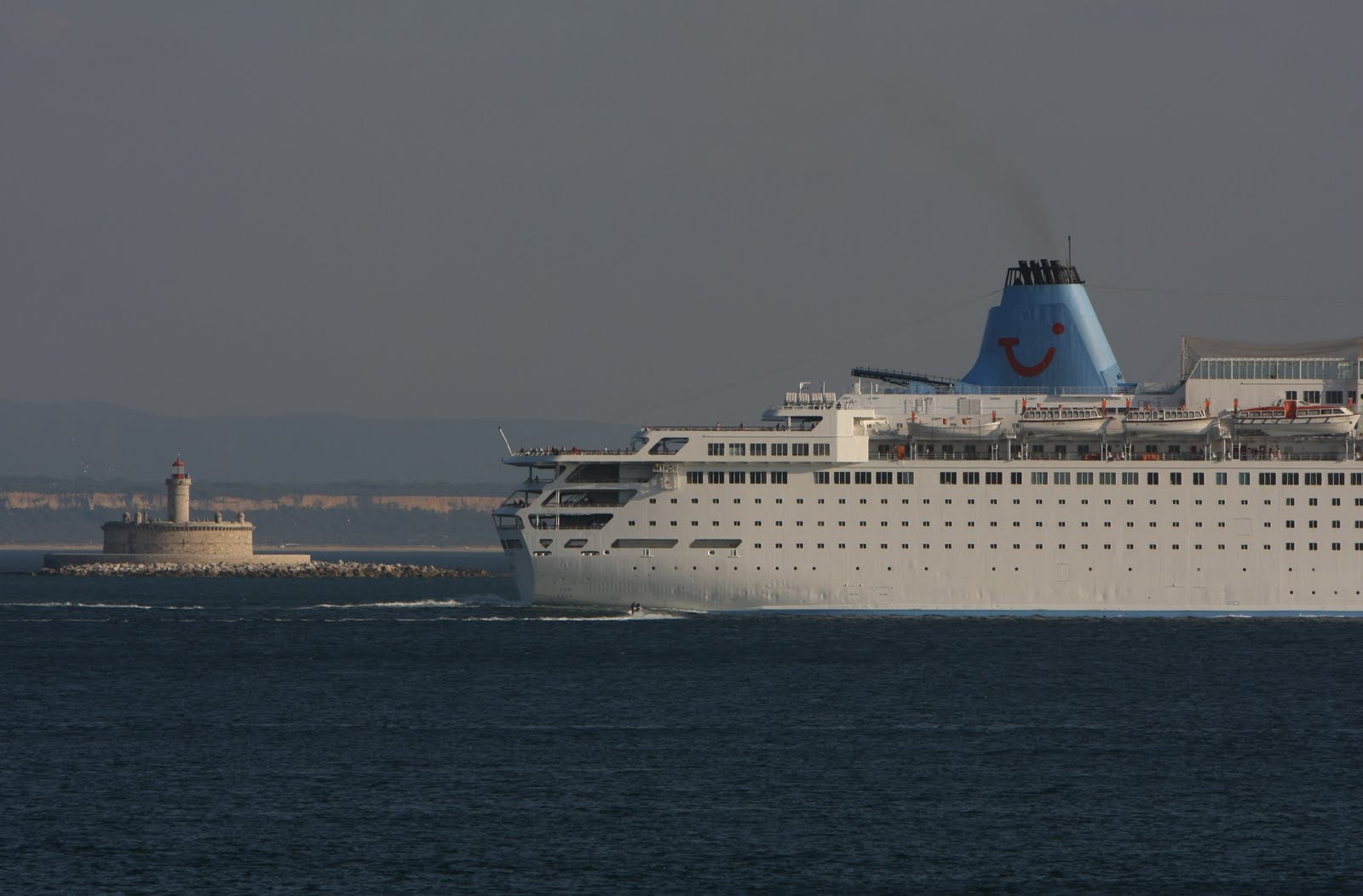 Ships Photo Gallery: THOMSON DREAM pela primeira vez em Portugal (Lisboa)