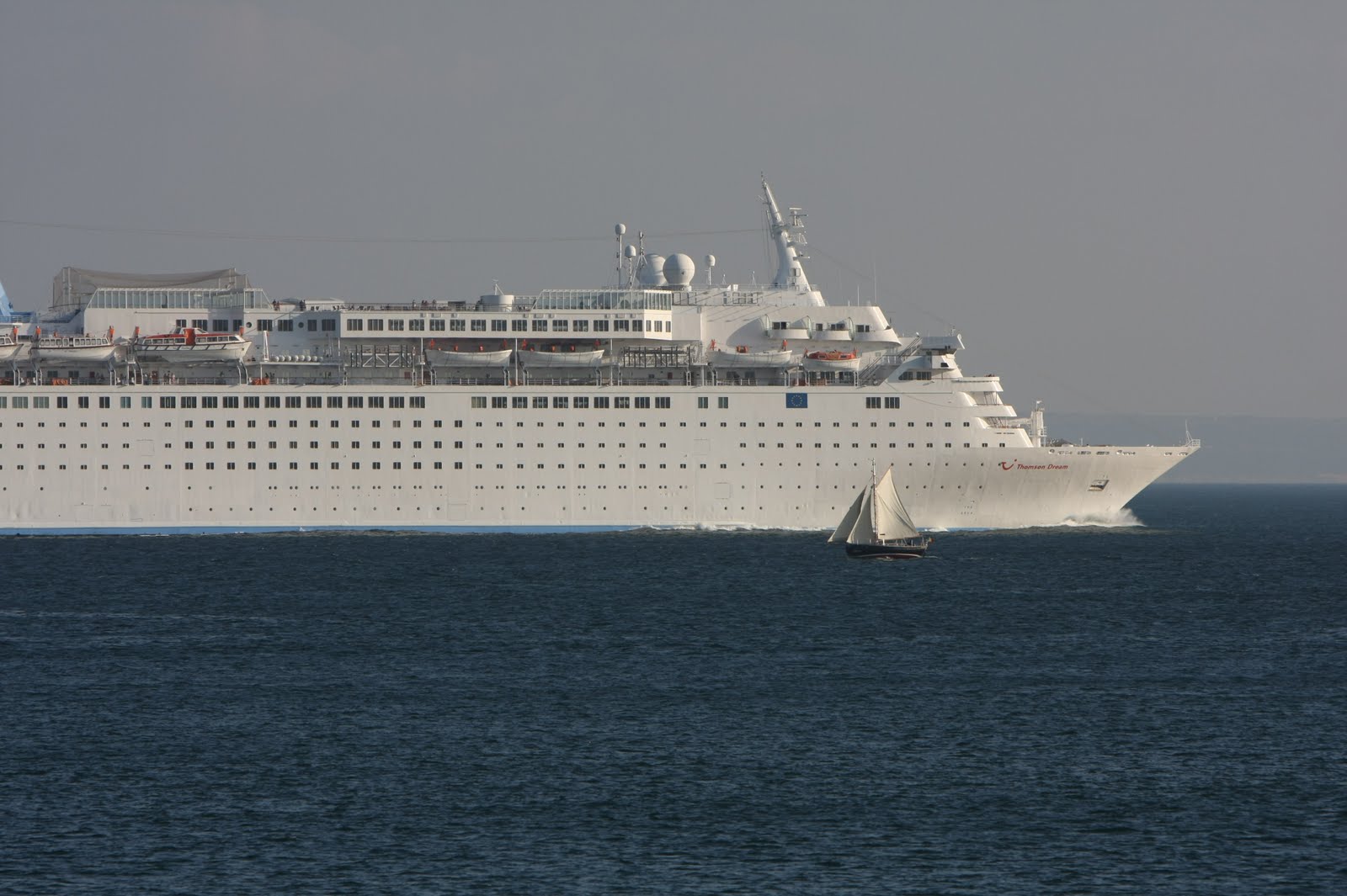 Ships Photo Gallery: THOMSON DREAM pela primeira vez em Portugal (Lisboa)