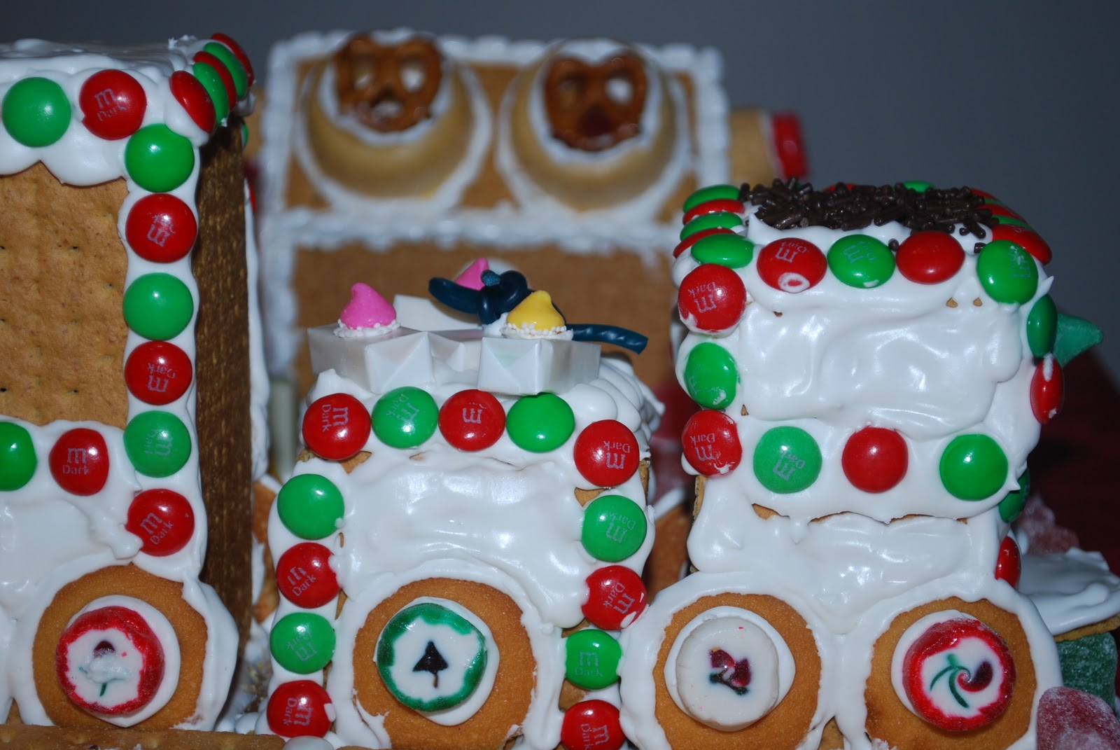 Family Volley: FAMILY FUN FRIDAY! Gingerbread Houses