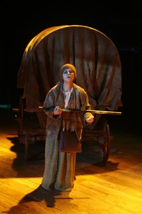 VERSÃO CULTURAL: Esther Góes em "Weigel" no CCSP