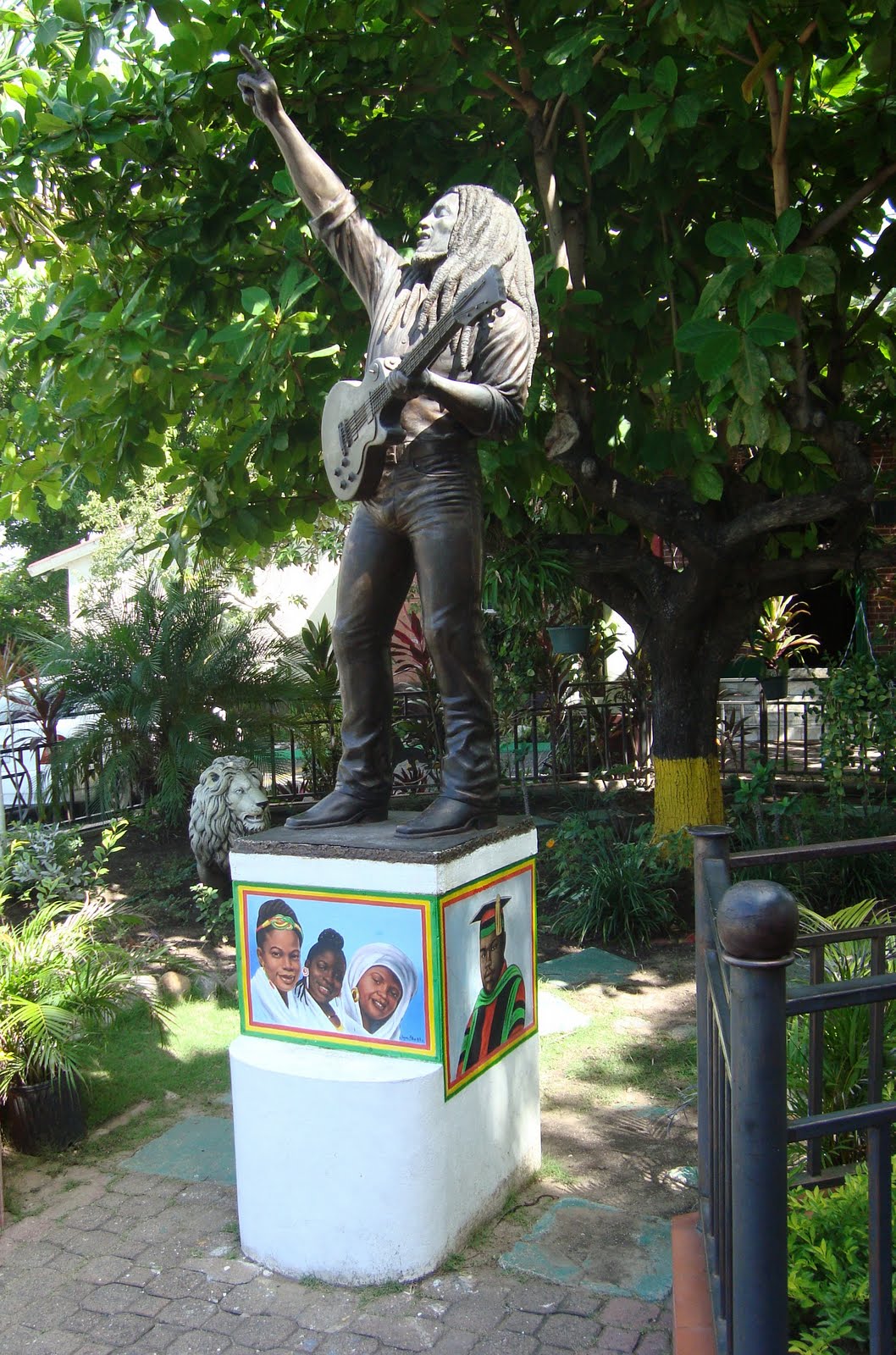 RASTREANDO EL REGGAE: 56 Hope Road, Kingston 6, Jamaica - Bob Marley Museum