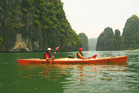 Hanoi Tourism: Kayaking adventure in Ha Long - Quang Ninh