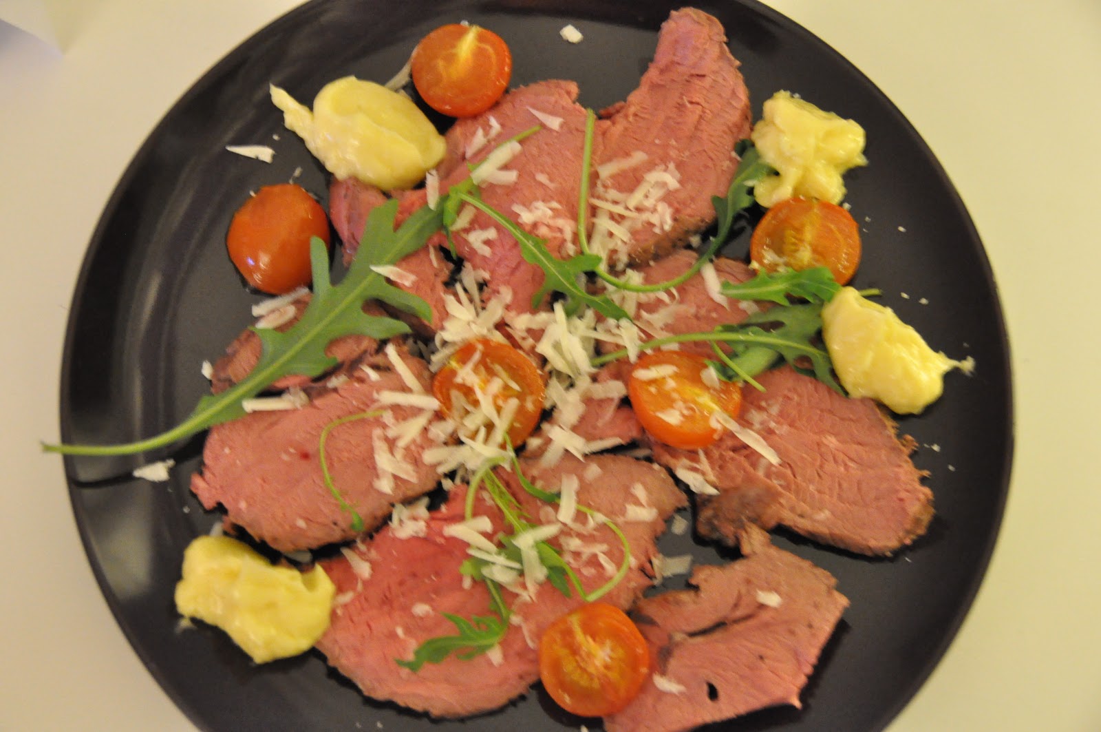 Kalvrostbiff med bakade tomater, tryffelaioli och pecorino