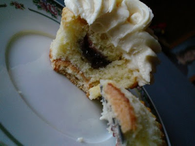 Monster Sweet Tooth: MBCC: White Chocolate Raspberry Cheesecake Cupcakes