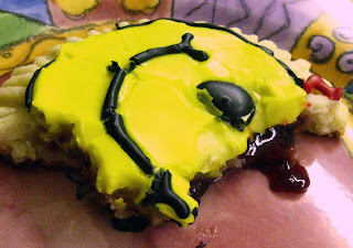 MandiCrocker: IT'S IPOD'S BIRTHDAY!!!: Bleeding Happy Face Cookies