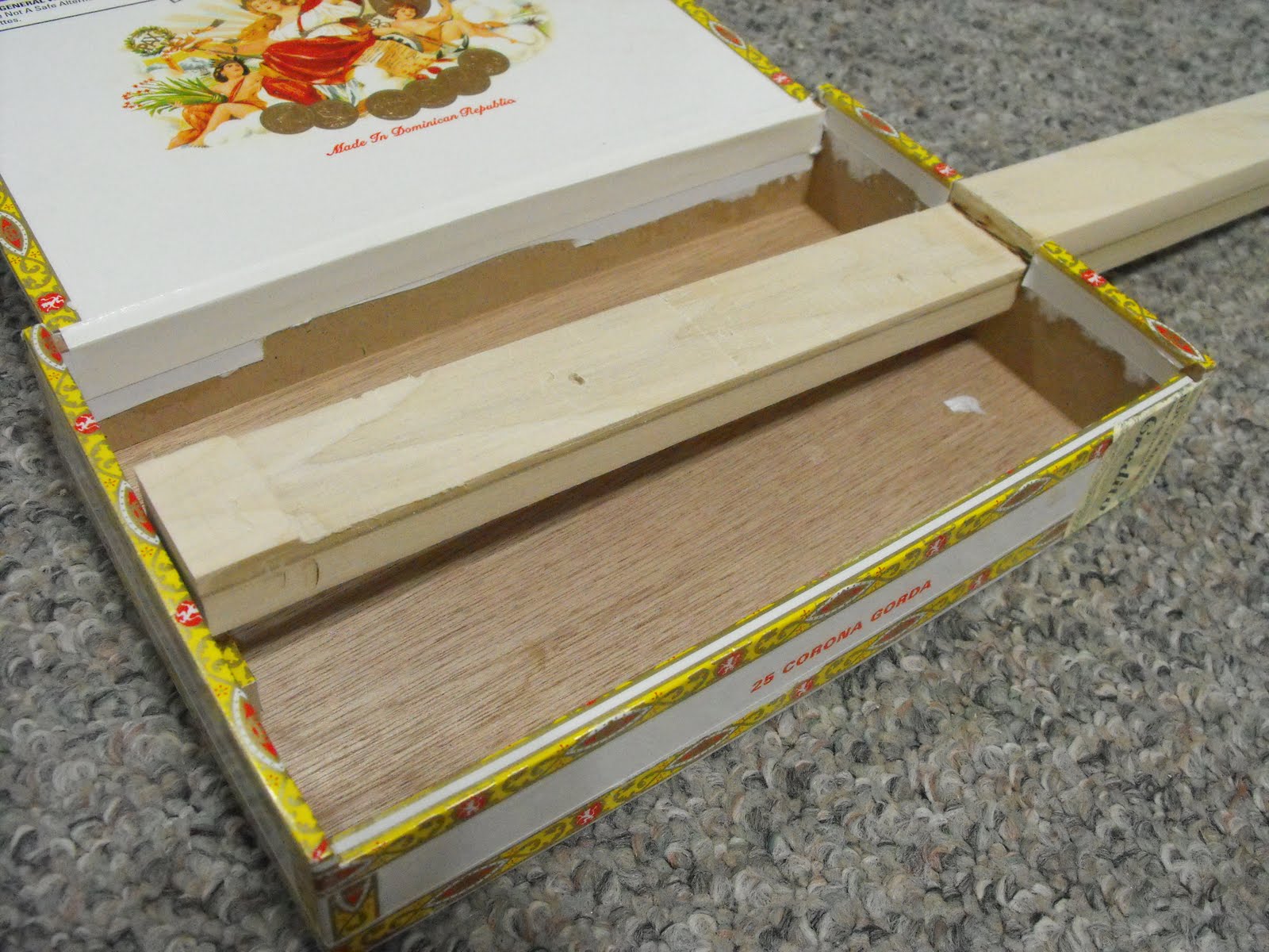 Cigar Box Guitar: My First Cigar Box Guitar