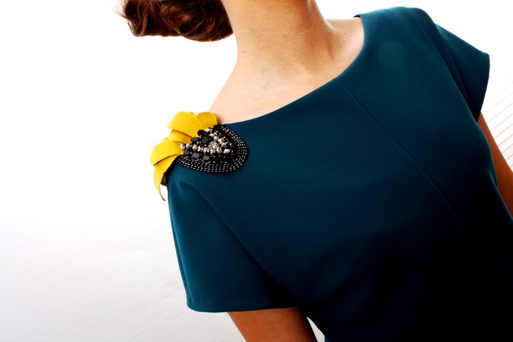 Wrapping Mania: Shoulder Brooches