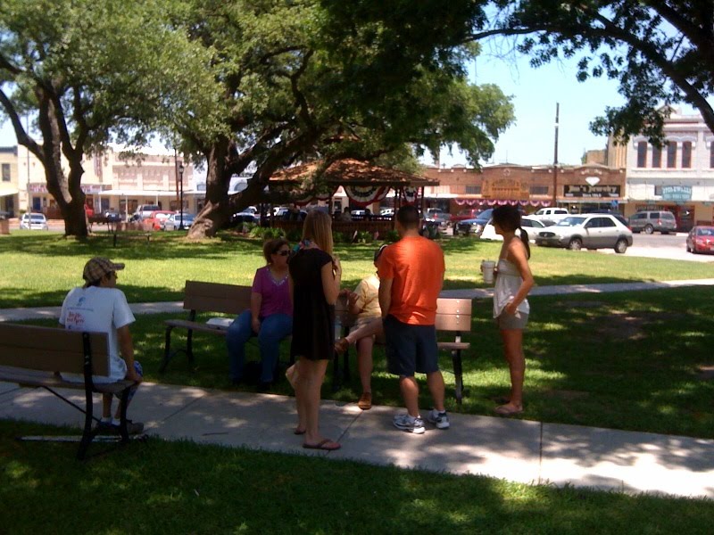 Man Up: Tales of Texas BBQ™: Miiller's Llano Smokehouse & Llano town square