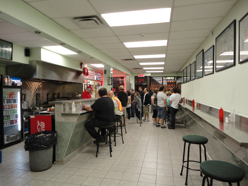 Montreal para Insiders: Montreal Pool Room: o melhor hot dog da cidade?