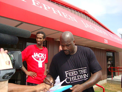 Front Row: Shaq Wows the Crowd