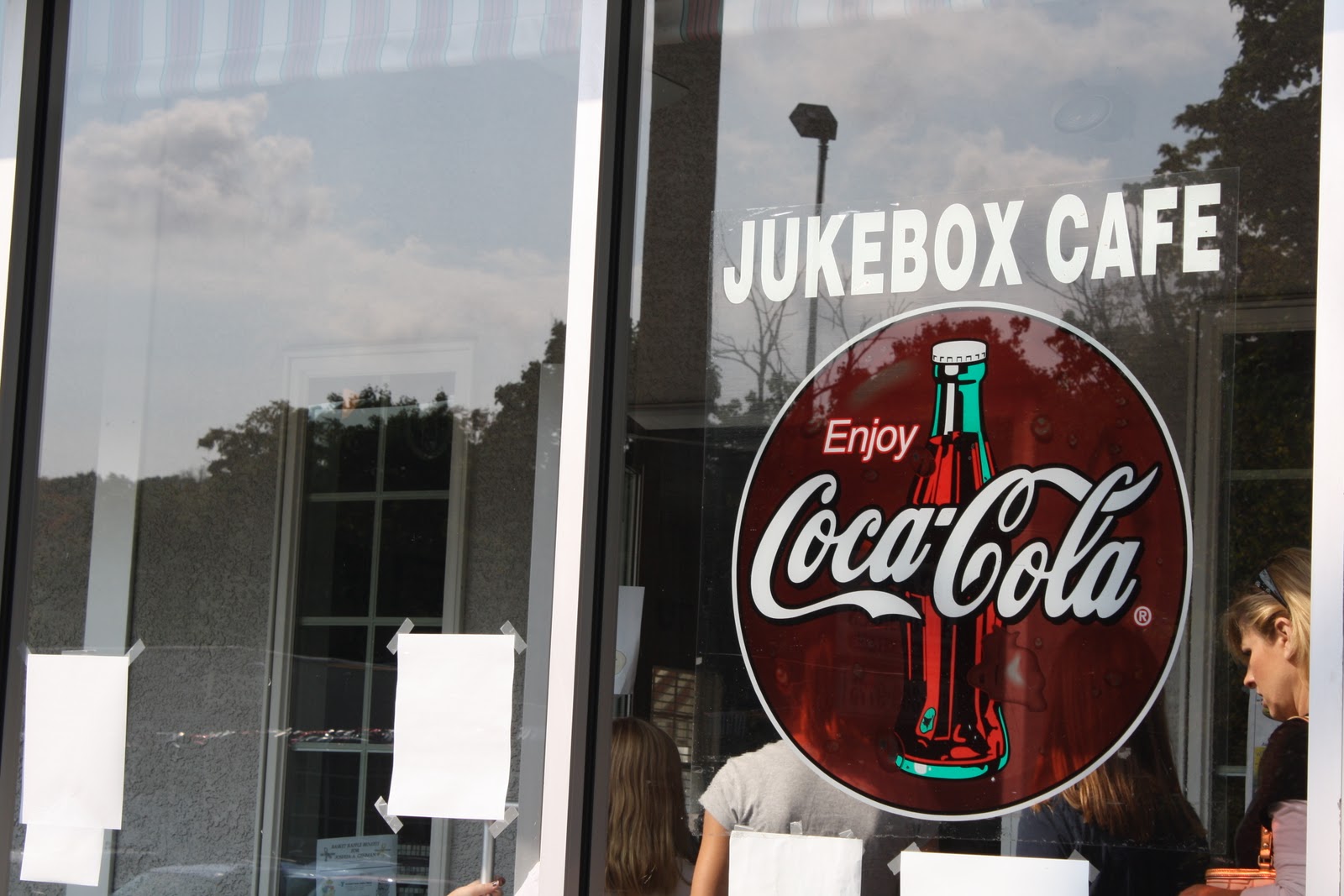 news, not blues: ( raved roadside retro: the jukebox café )